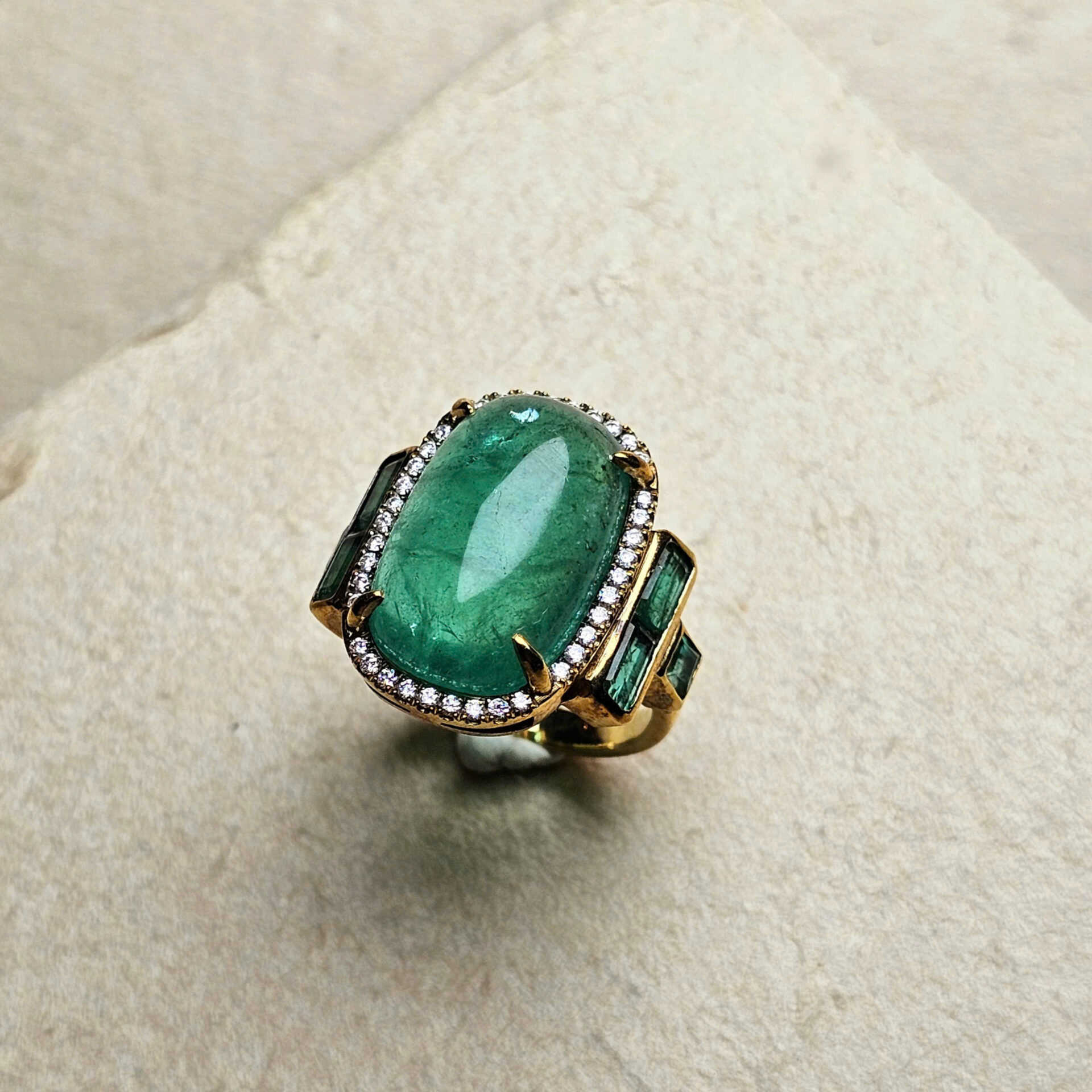 Nhẫn Emerald 9.7ct, kim cương, vàng 10k - Trang sức Lajew